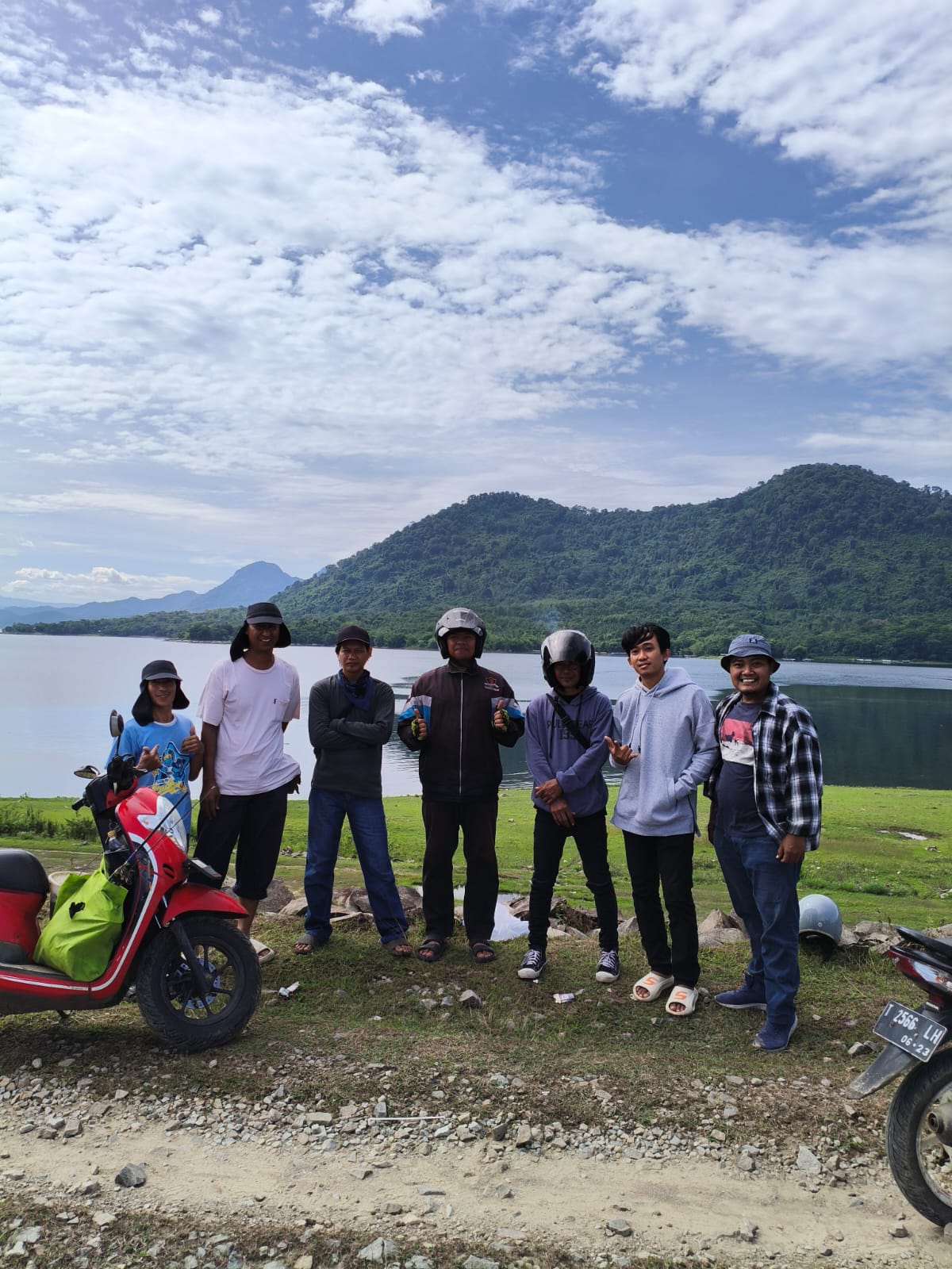 Parang Gombong, Surga Tersembunyi di Purwakarta: Pesona Tebing Megah ...